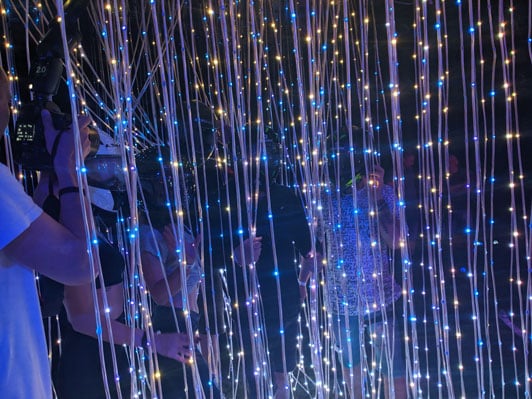 Partying in a LED Cube Photo Zone - by ETERESHOP