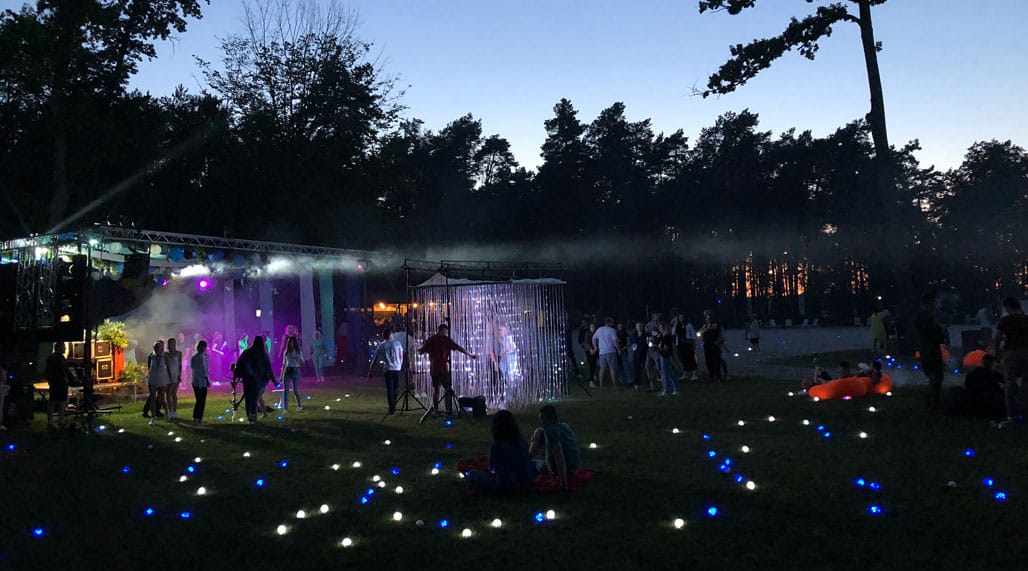 Partying in a LED Cube Photo Zone - by ETERESHOP