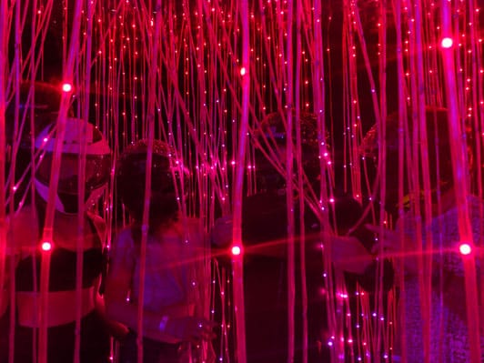 Partying in a LED Cube Photo Zone - by ETERESHOP