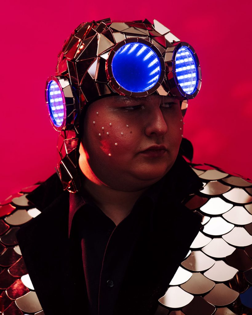 Festival costume for men made of pink mirror and LEDs - ETERE